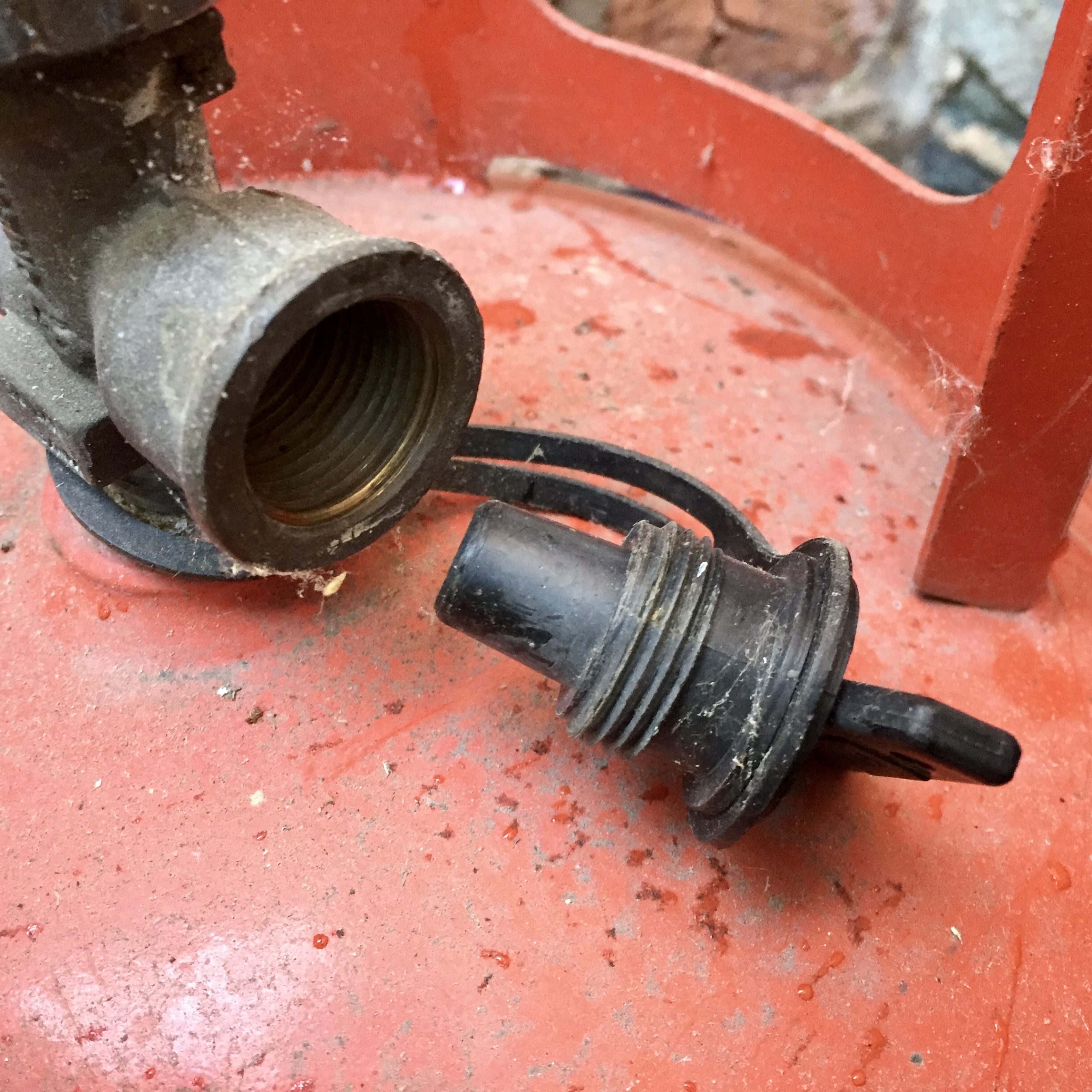 How to change a domestic propane gas cylinderKirsten & Mars